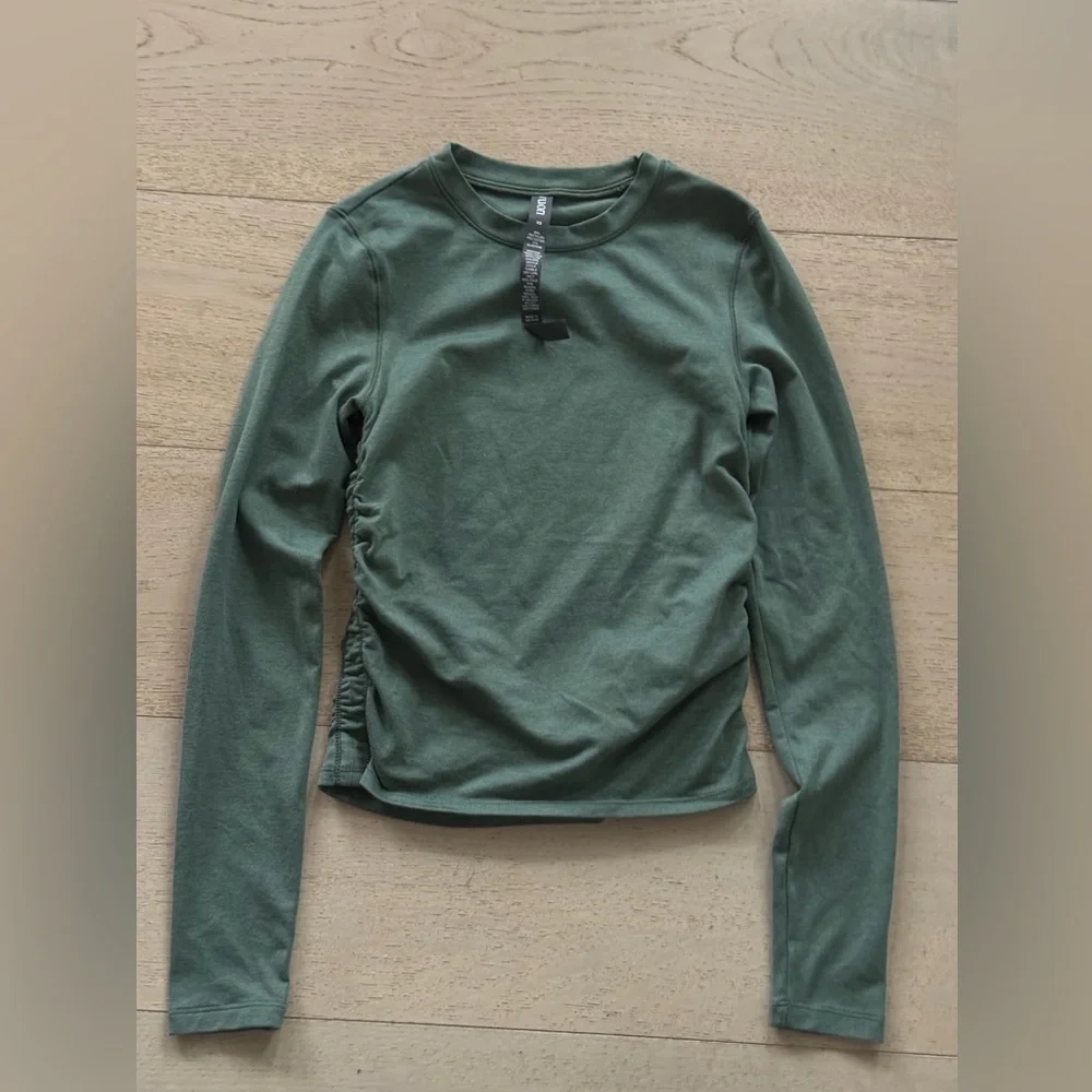 Vuori | Tops | Vuori Halo Ruched Tee Long Sleeve Green | Poshmark